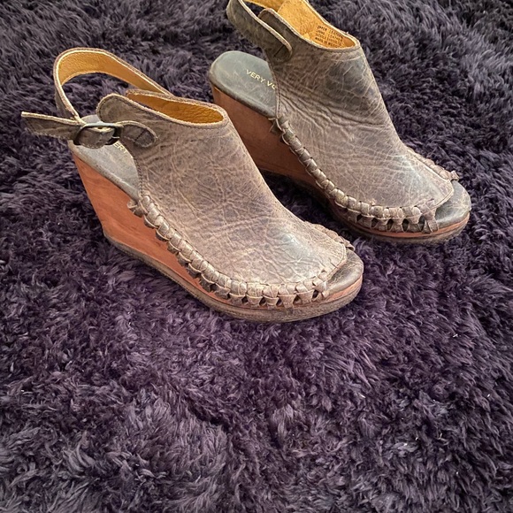 Very Volatile | Shoes | Very Volatile Los Angeles Slip On Size 9 | Poshmark